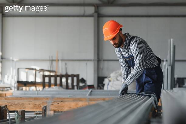 Factory worker measures the metal profile 이미지 (1453834051) - 게티이미지뱅크