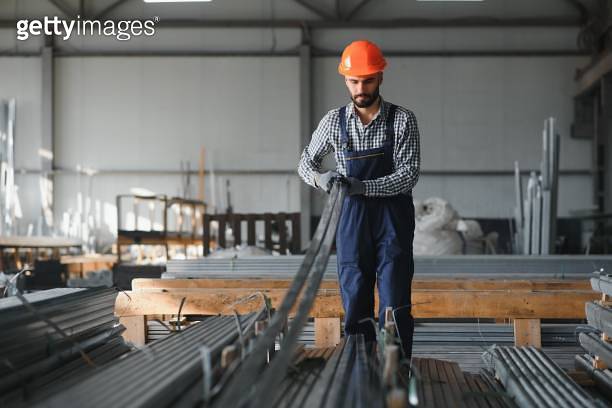 Factory worker measures the metal profile 이미지 (1453834047) - 게티이미지뱅크