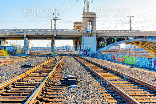 Railroad tracks near the 1st Street Viaduct 이미지 (1693780610) - 게티이미지뱅크