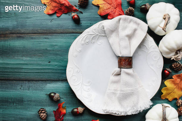 Empty Place Setting with Napkin and Colorful Leaves 이미지 (1693984016 ...