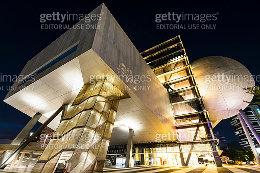 Night view of the Taipei Performing Arts Center in Taiwan. 이미지 ...