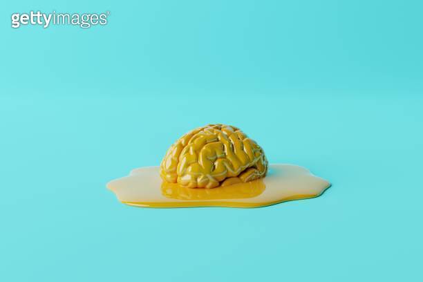 Dissolving yellow brain on blue. 이미지 (1466380058) - 게티이미지뱅크