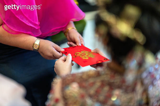 Elders giving red packet to newlywed couple 이미지 (1456708101) - 게티이미지뱅크