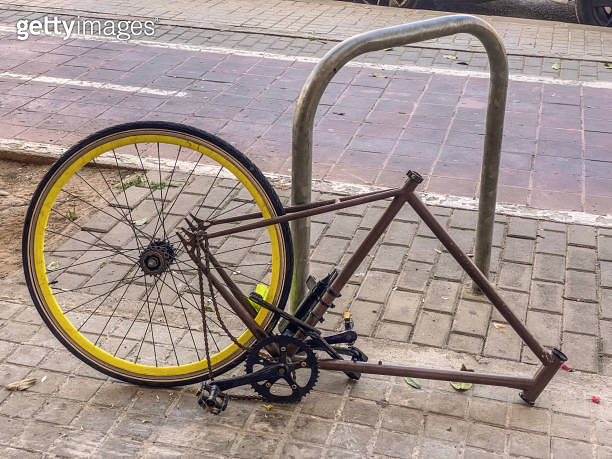 Bicycle with missing wheel in the street 이미지 (1478017203) - 게티이미지뱅크
