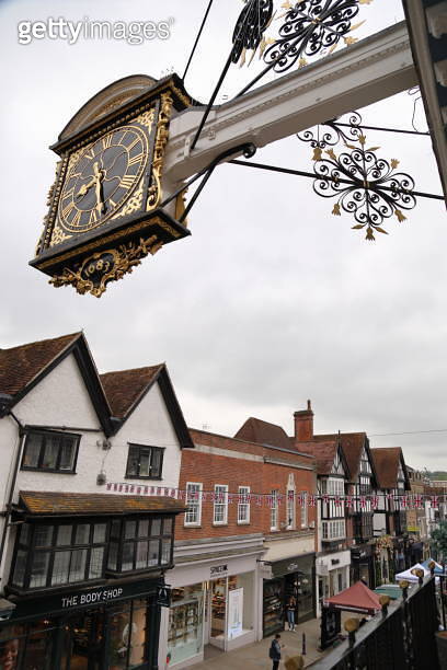 The Guildhall clock Guildford Surrey England 이미지 (1492524558) - 게티이미지뱅크