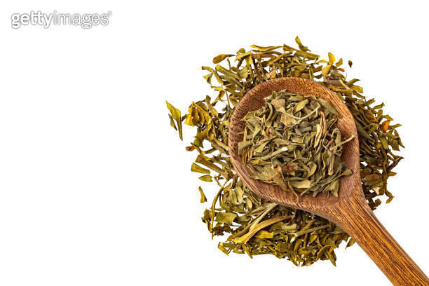 Ruta graveolens - Dried rue leaves in the spoon (1714073145) - 게티이미지뱅크