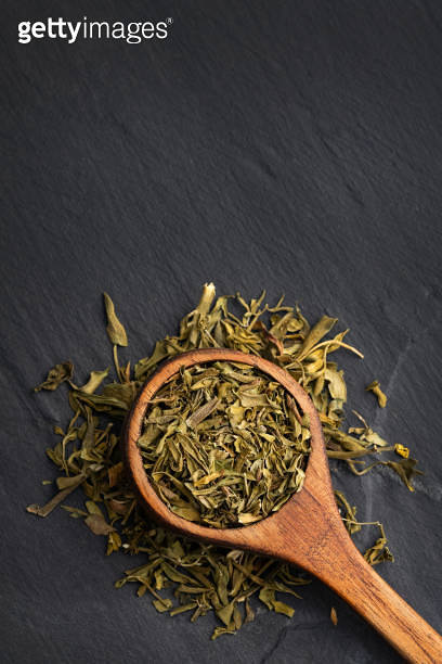 Ruta graveolens - Dried rue leaves in the spoon (1676855638) - 게티이미지뱅크