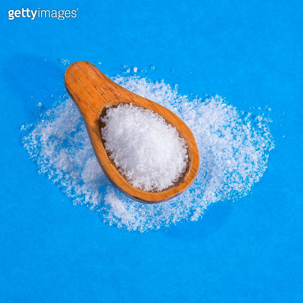 Magnesium chloride in spoon - Mineral compound (1737723715) - 게티이미지뱅크