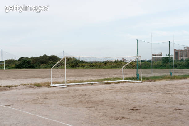 Soccer net on a sandy playing field 이미지 (1812749107) - 게티이미지뱅크
