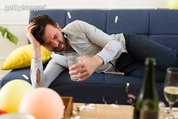 Hangover caucasian man waking up hungover 이미지 (1708558102) - 게티이미지뱅크