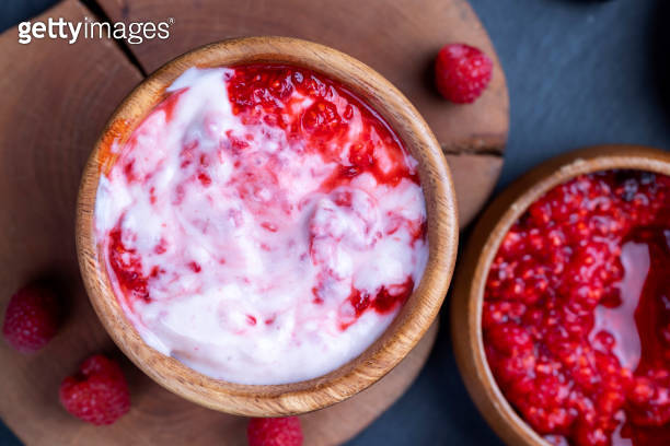 fresh yogurt with crushed juicy raspberries of red color 이미지 ...