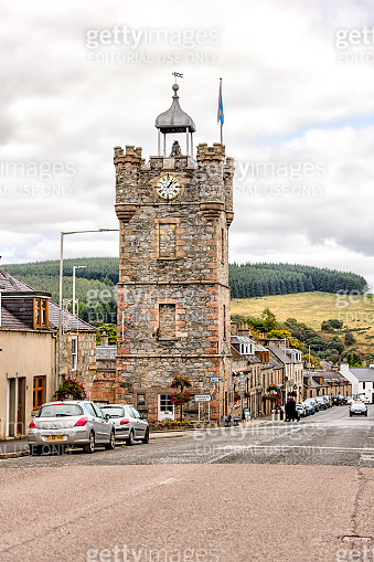 Street scenes amid the iconic clocktower in Dufftown, Scotland 이미지 ...