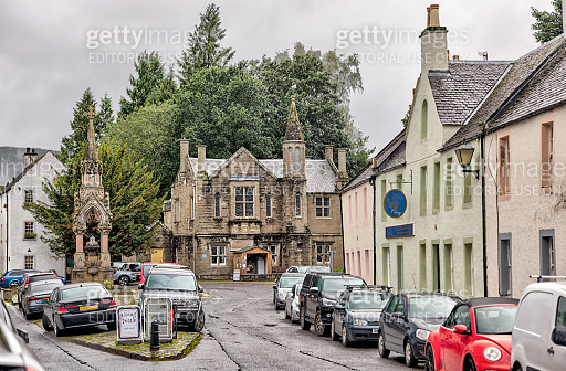 Quaint buildings surrounding the town square in Dunkeld, Scotland 이미지 ...