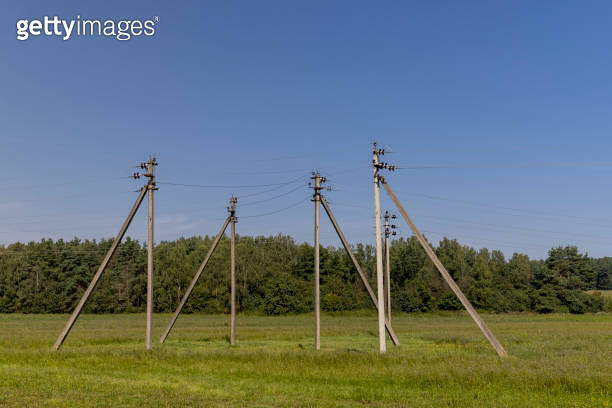 High-voltage power lines mounted on concrete poles 이미지 (1623807633 ...