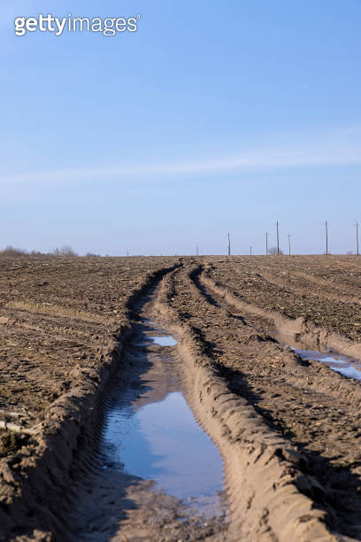 deep ruts from cars in the mud of the field (1486763313) - 게티이미지뱅크