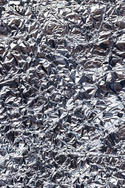 crumpled thin aluminum foil reflecting light 이미지 (1479438038) - 게티이미지뱅크