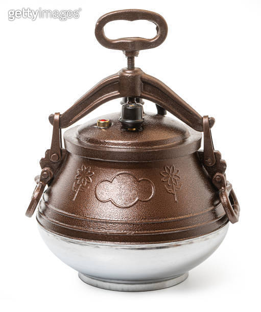 Afghan cauldron (kazan) traditional pressure cooker (1739387227) - 게티이미지뱅크