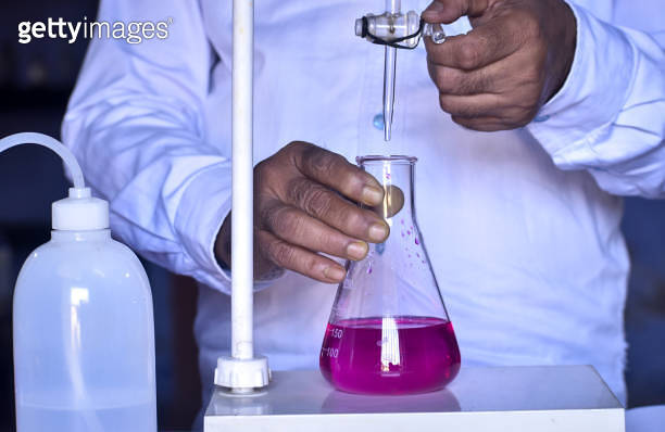 The Chemist Conducts Acid Base Titration Accurately Measuring And Adding Solutions 이미지