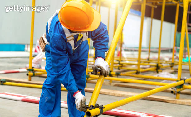 Single construction worker working on scaffolding (1772132355) - 게티이미지뱅크