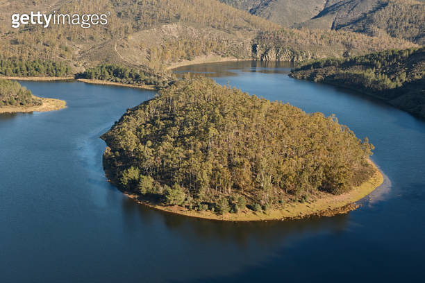 Melero meander mountain and river landscape in Caceres, Extremadura ...