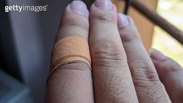 close up of injured index finger stuck in plaster 이미지 (1570602993) - 게티 ...