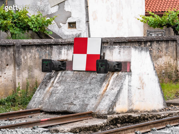 Rigid railway stop located at the end of a track, made up of a concrete ...