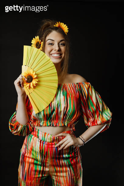 Woman with a yellow fan and sunflowers in her hair 이미지 (1483017238 ...