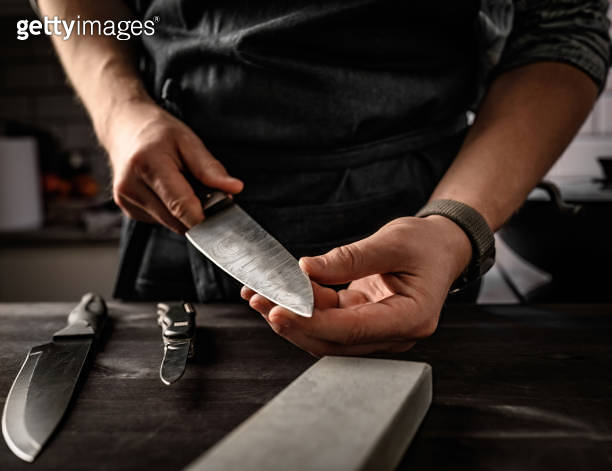 Man sharpening a knife with sharpen stone tool 이미지 (1490628778) - 게티이미지뱅크
