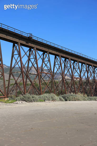 Old fashioned rusty train trestle on the coast (1885714907) - 게티이미지뱅크