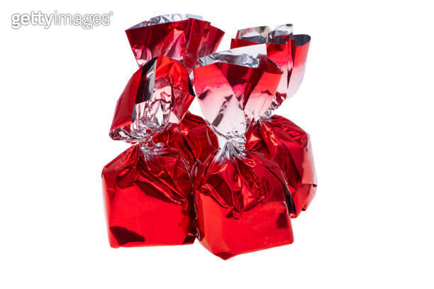 chocolate candy in red wrapper isolated 이미지 (1807320023) - 게티이미지뱅크
