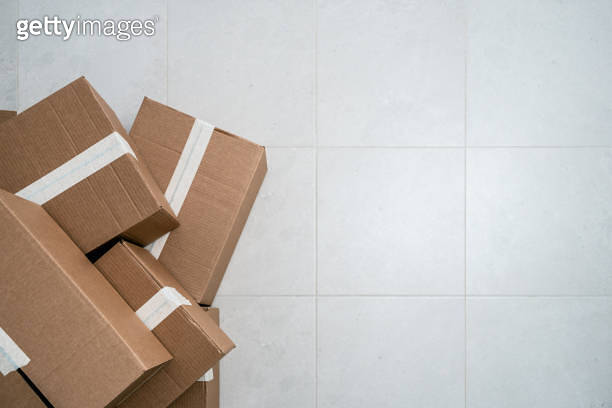 Packed cardboard boxes, directly above view. Moving home concept 이미지 ...