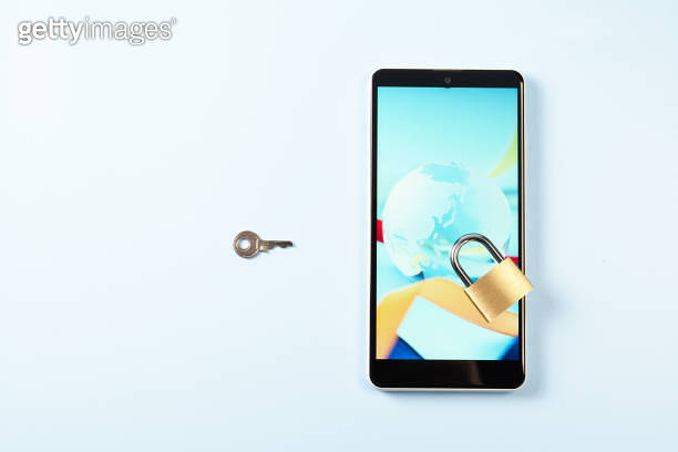 smartphone and keys on bluebackground 이미지 (1814280145) - 게티이미지뱅크