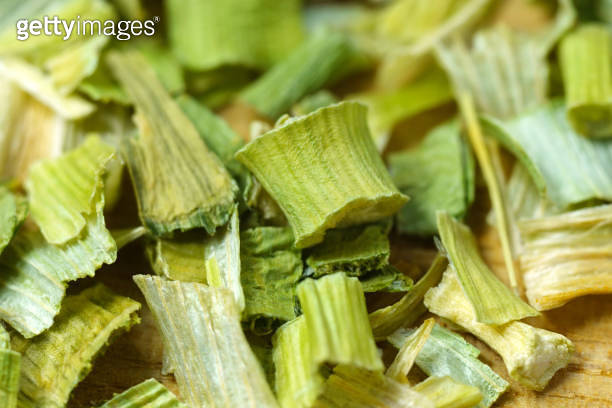 Dry green onion leek. Chopped dried spring onion close up, macro 이미지 ...