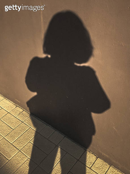 Woman standing shadow on the wall. 이미지 (1496804122) - 게티이미지뱅크