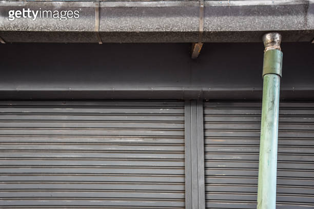 A Rainwater gutter beside roof house. 이미지 (1481286965) - 게티이미지뱅크
