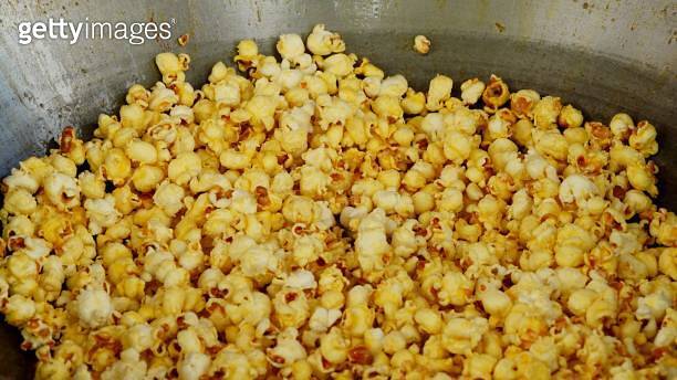 Cooking popcorn in a pan. 이미지 (1813039711) - 게티이미지뱅크