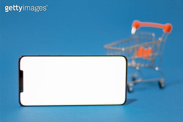 Blank screen on phone and empty shopping cart 이미지 (1727736867) - 게티이미지뱅크