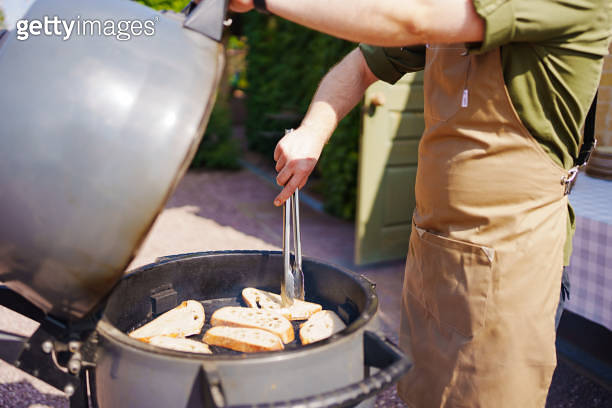 The bread is fried on a barbecue grill. Grilling toast. 이미지 (1740870727 ...