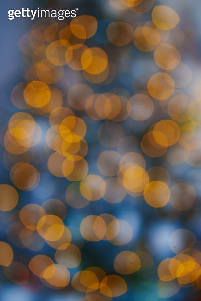 unfocused. a large Christmas tree decorated. blur. (1459289243) - 게티이미지뱅크