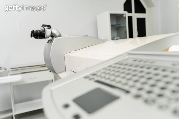 Excimer laser for eye surgery to reshape the front surface cornea of ...