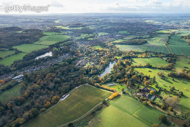 amazing aerial view of the Chilworth near, Guildford, England 이미지 ...
