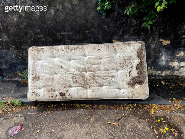 Abandoned dirty mattress 이미지 (1574187282) - 게티이미지뱅크