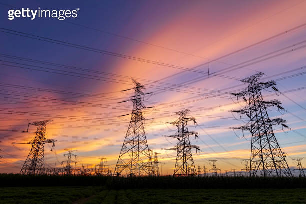 Pylons, high voltage pylons in the evening 이미지 (1489266341) - 게티이미지뱅크