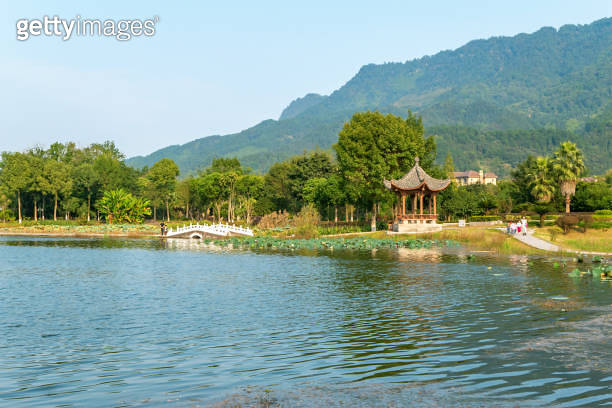 Stone arch bridge on the lake，Beautiful Longshui Lake Wetland Park ...