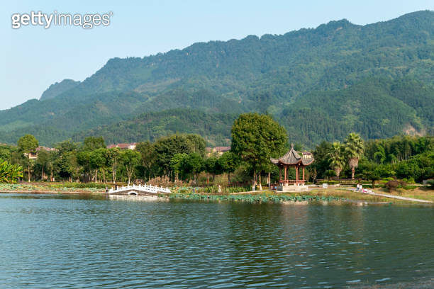 Stone arch bridge on the lake，Beautiful Longshui Lake Wetland Park ...