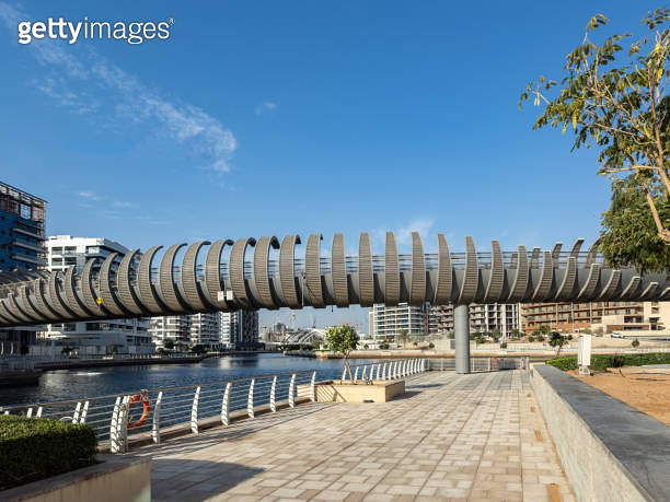Apartment buildings and bridge in the Al Bandar neighbourhood 이미지 ...