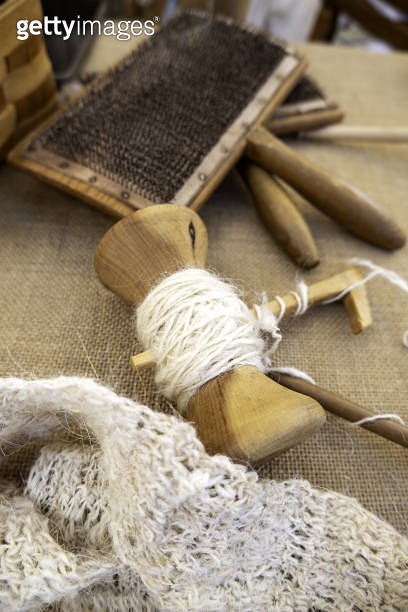 Ancient wool tools 이미지 (1794229493) - 게티이미지뱅크