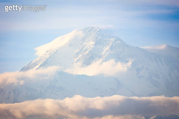 Denali mountain range from a distance. 이미지 (1671109650) - 게티이미지뱅크