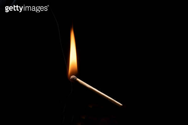 Lit and falling match on a black background. 이미지 (1802375121) - 게티이미지뱅크