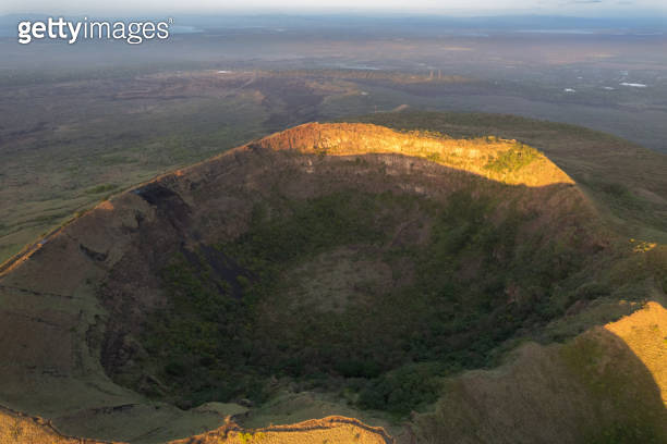 Huge old green empty volcano crater (1740725876) - 게티이미지뱅크